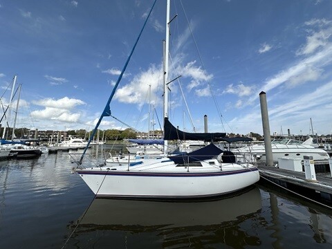 1986 Hunter 28.5 — For Sale — Sailboat Guide